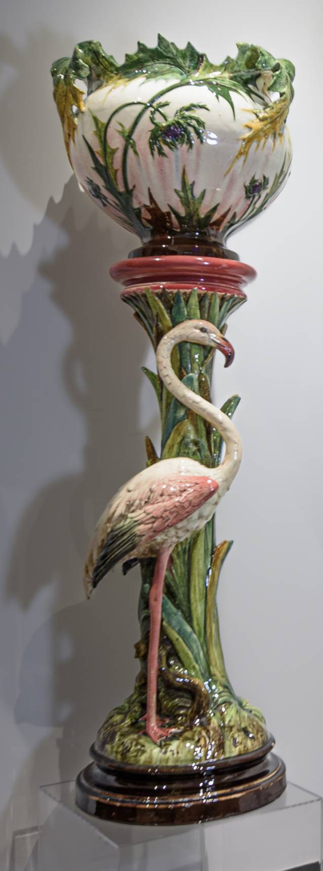 MASSIER, PAIRE DE JARDINIÈRES ET SELLETTES DÉCOR HÉRON ET FLAMAND ROSE ...